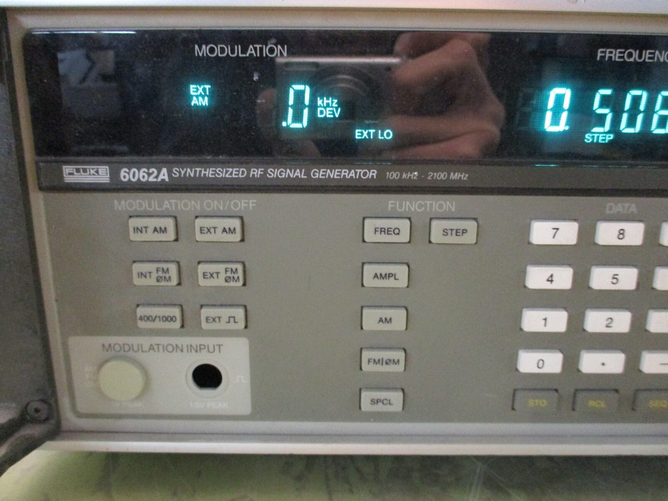 fluke 6062A synthesized rf signal generator 100kHz-2100MHz 2.1GHz [H-2. ...