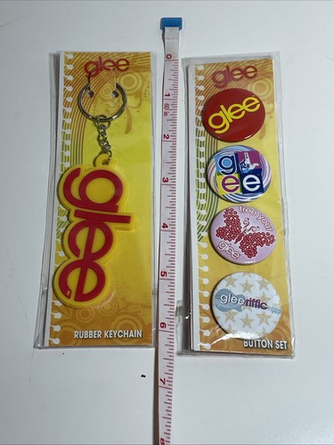 2011 Glee TV Show 4 Piece Button Set & Glee Rubber Keychain Gleeriffic ...