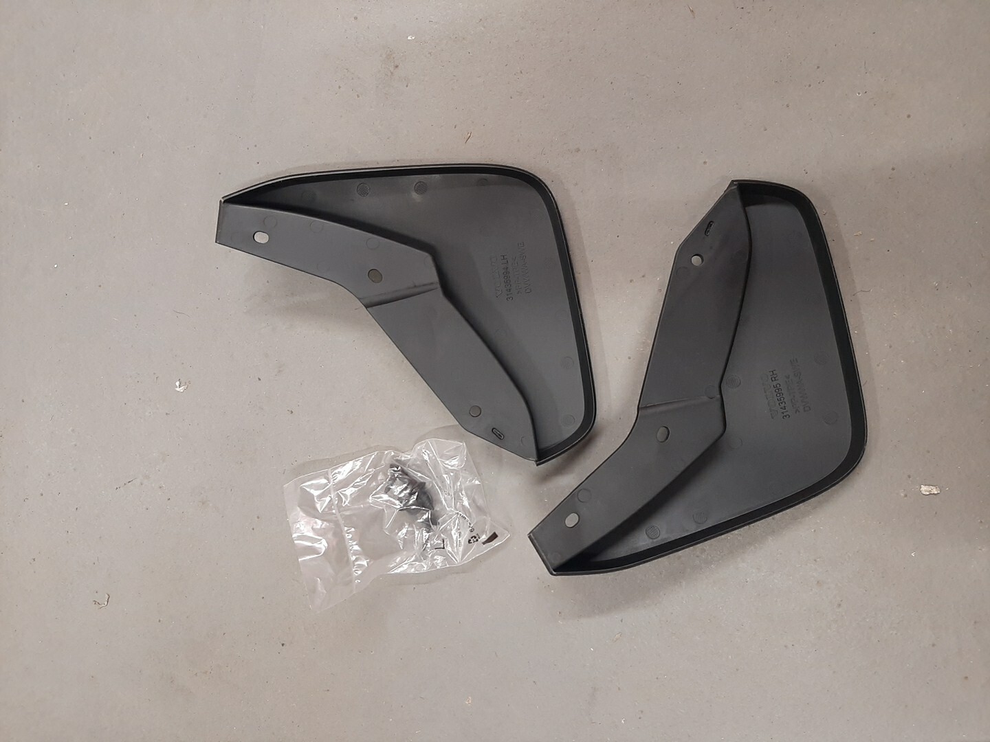VOLVO XC60 MK2 Front Mud Flap 31435990 NEW GENUINE | eBay
