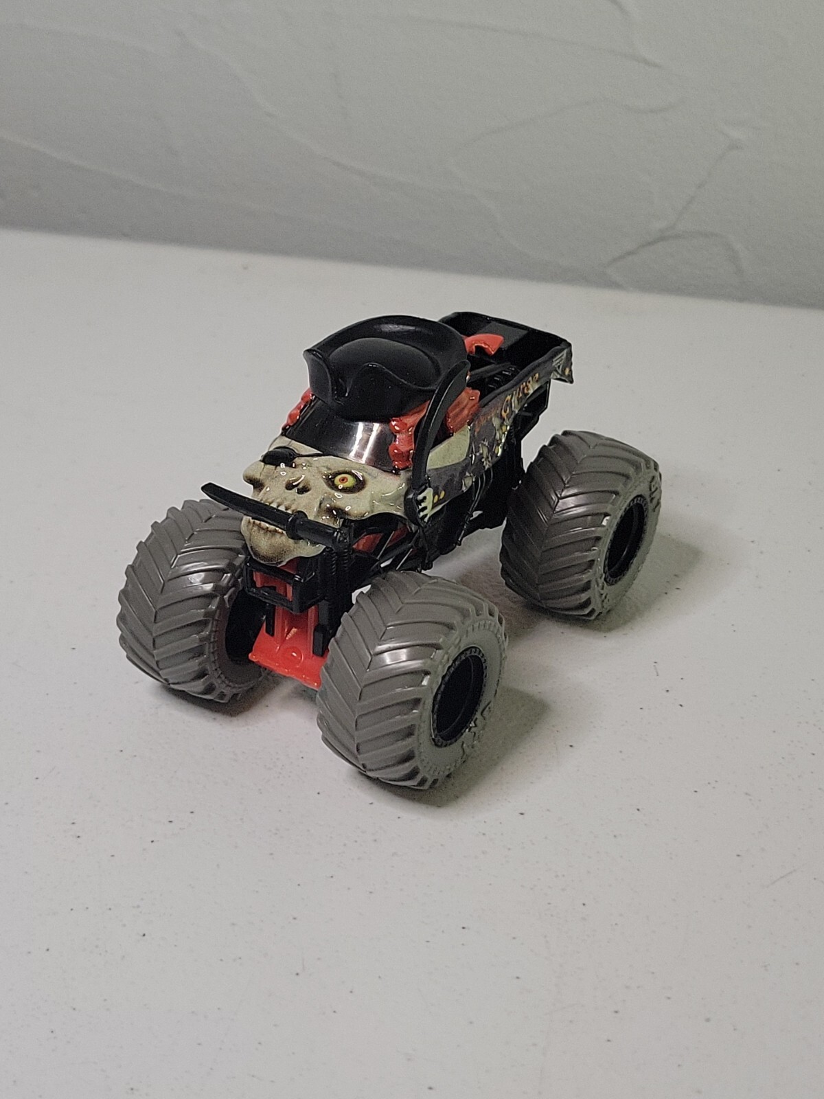 Monster Jam Pirate's Curse Monster Truck Die-Cast 1:24 Scale Black ...