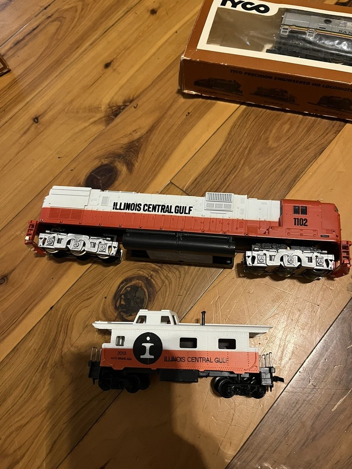 Vintage Tyco Electric Train Engines and Caboose ILCG, Chessie, Santa Fe ...