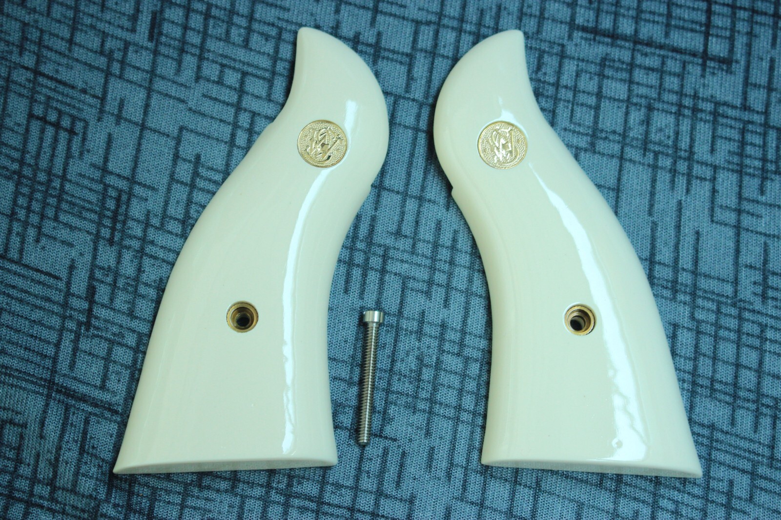 S&W K, L FRAME SQUARE BUTT GRIPS MODEL 66, 617, 686 RESIN IVORY NICE ...