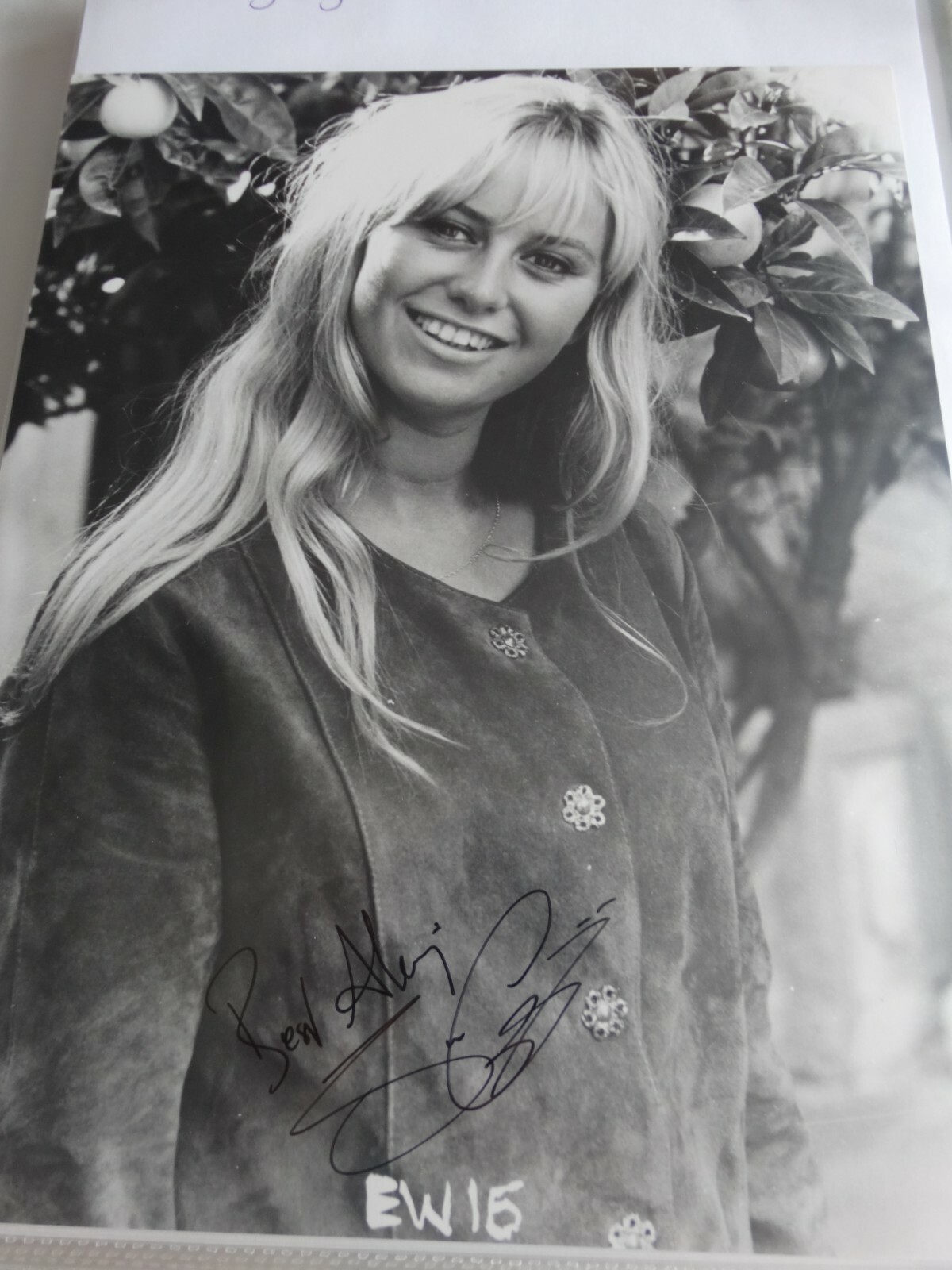 ** Lovely SUSAN GEORGE signed 8x10" early image autographed photo with ...