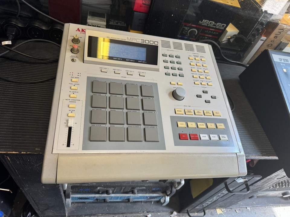 AKAI MPC 3000 32 meg drum sampler /PADS/ v 3.11 Zipp drive , 120volt ...