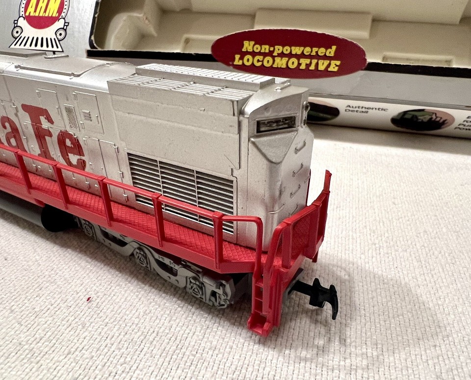 AHM HO Scale Santa Fe C628 Diesel Locomotive Set - Powered & Nonpowered ...