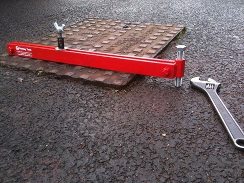 Hydraulic Manhole Drain Cover Lifter Mustang DQ1 with Optional Extras ...
