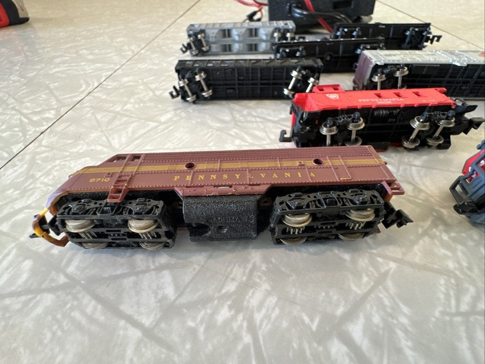 Lot Of N Scale Train Locomotive Rolling Stock Caboose Oil Tanker ...
