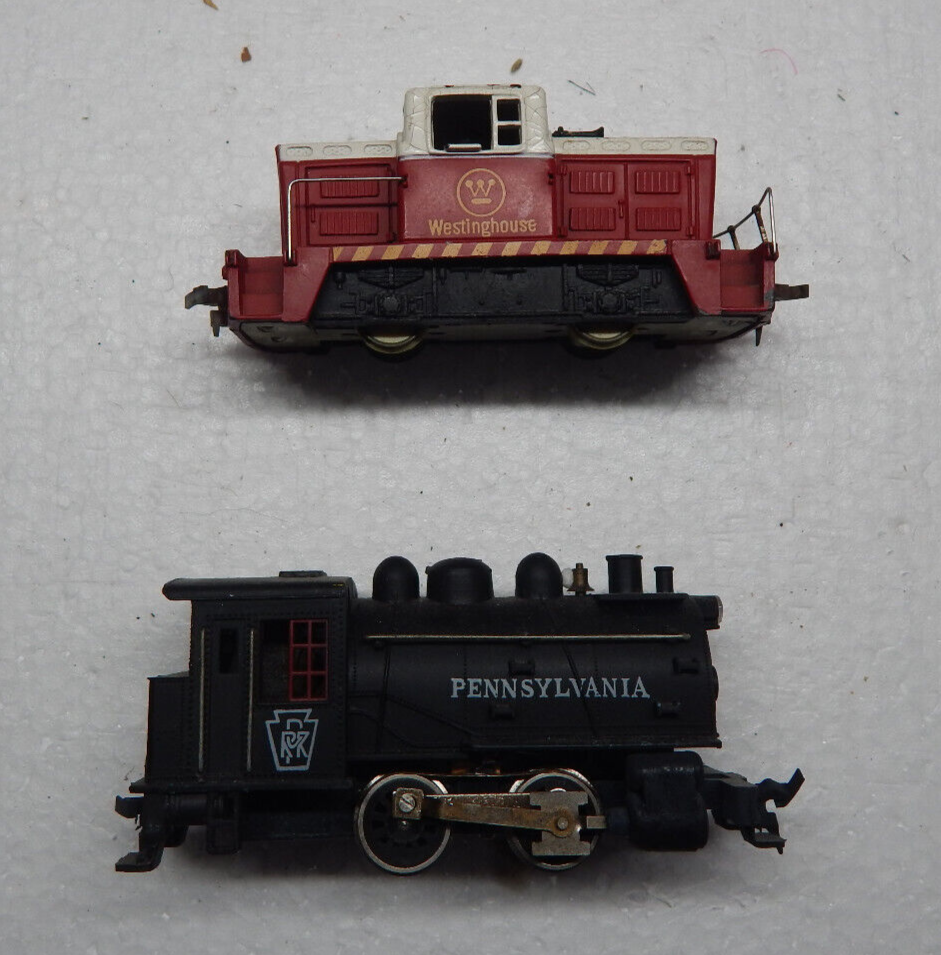 2 DIFFERENT HO SCALE MODEL TRAIN ENGINES. PENNSYLVANIA R.R ...