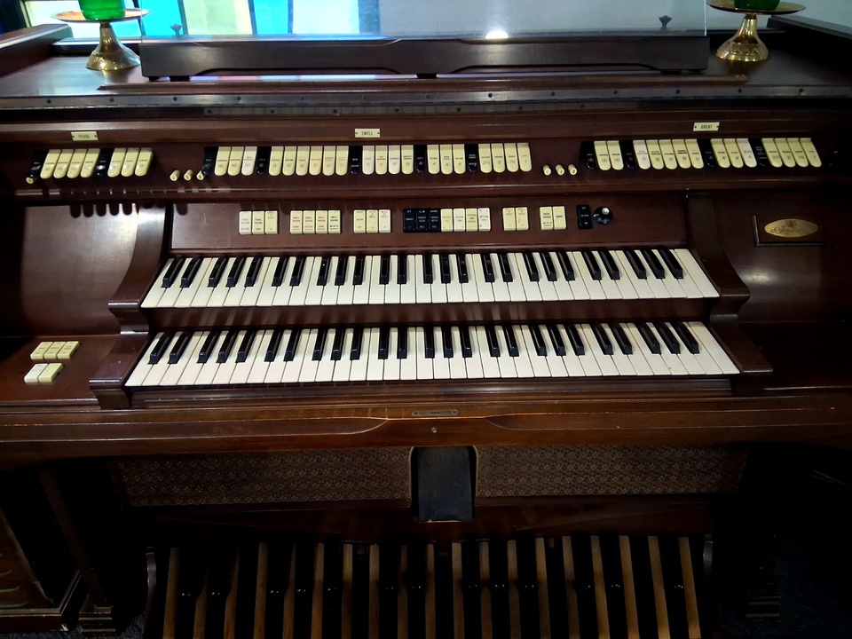 Wurlitzer classical organ with 2 Leslie 212S organ speakers with cables ...