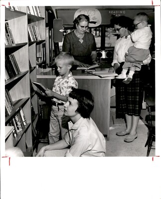 LG350 Original Photo BOOK MOBILE TRAVELLING LIBRARY BUS KIDS SELECTING ...