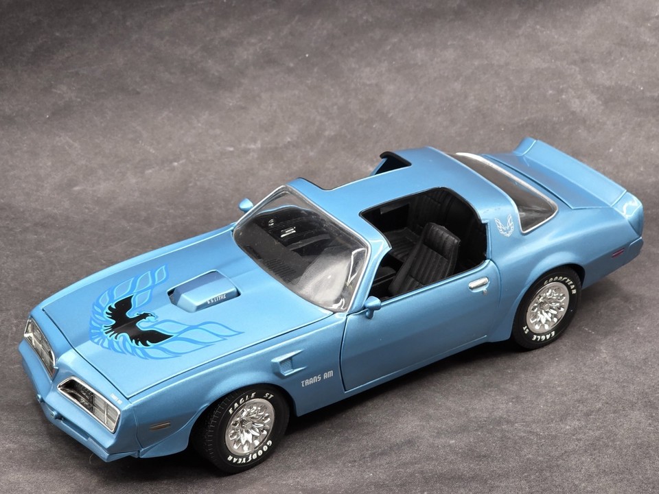 Photo Ertl 1977 Pontiac Trans Am Blue 1 18th Scale
