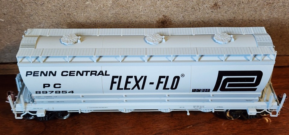 Rapido Trains Penn Central Railroad Flexi Flo Covered Hopper 897854 HO ...