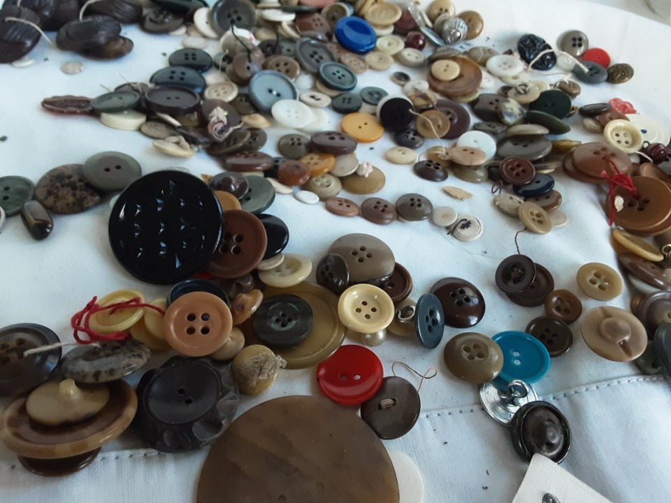 job lot vintage buttons linen carved wood material glass bakelite etc ...