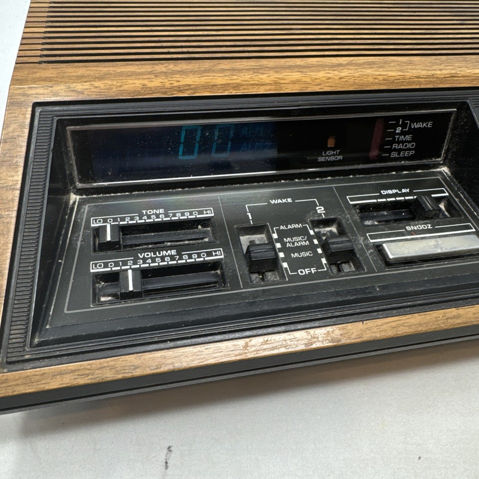 VINTAGE GENERAL ELECTRIC DIGITAL MODEL NO. 7-4885B ALARM CLOCK RADIO ...