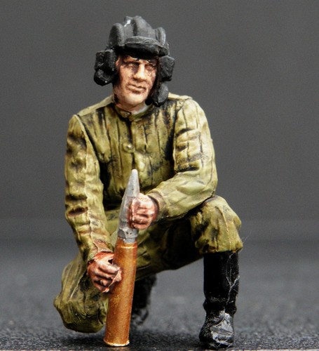 1/35 WW2 Soviet Tank Crewman Kneeling with Shell - Built and Painted ...