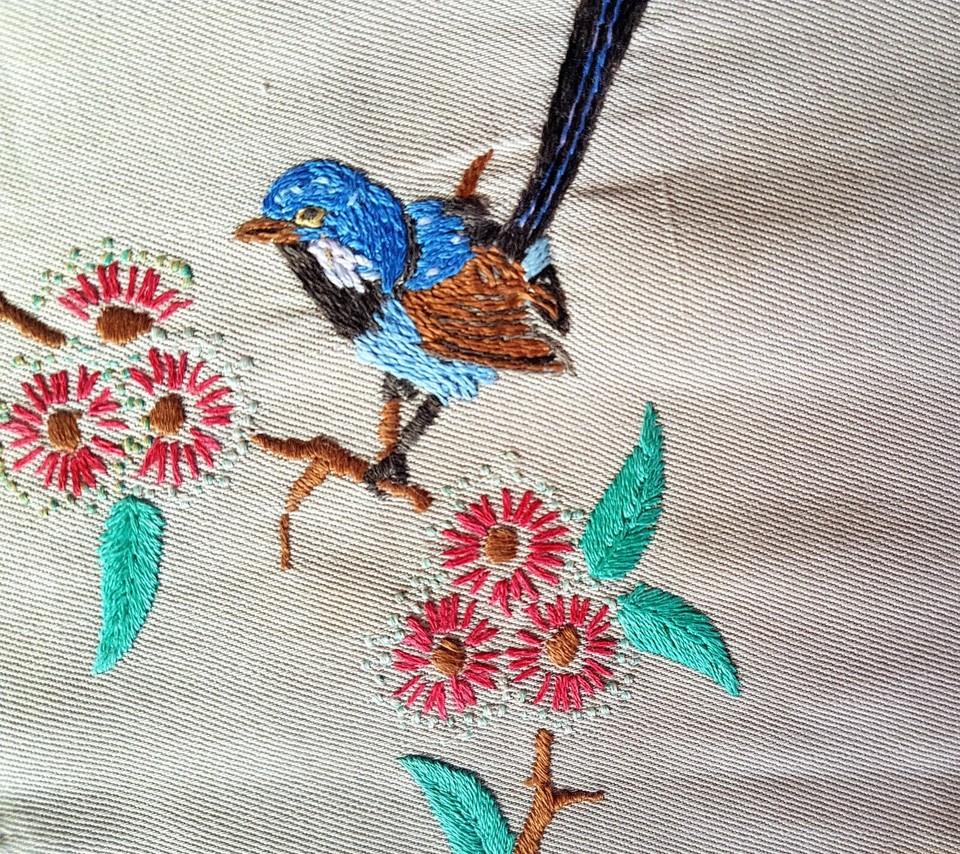 VTG AUSTRALIAN BLUE WREN ON FLOWERING GUM W BORONIA HAND EMBROIDERED ...