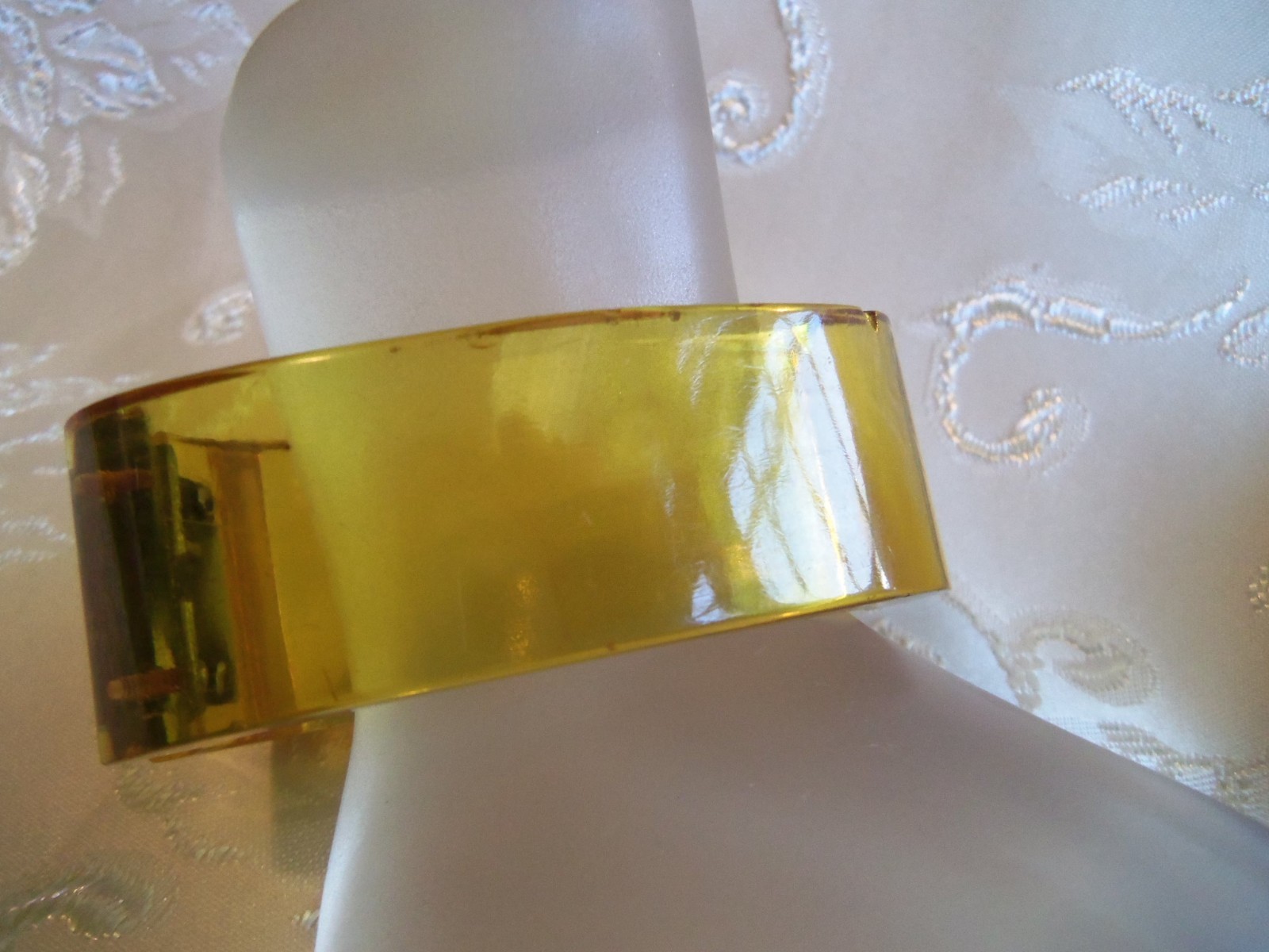 VINTAGE 30's CHUNKY APPLEJUICE GOLD PRYSTAL BAKELITE HINGE CLAMPER ...