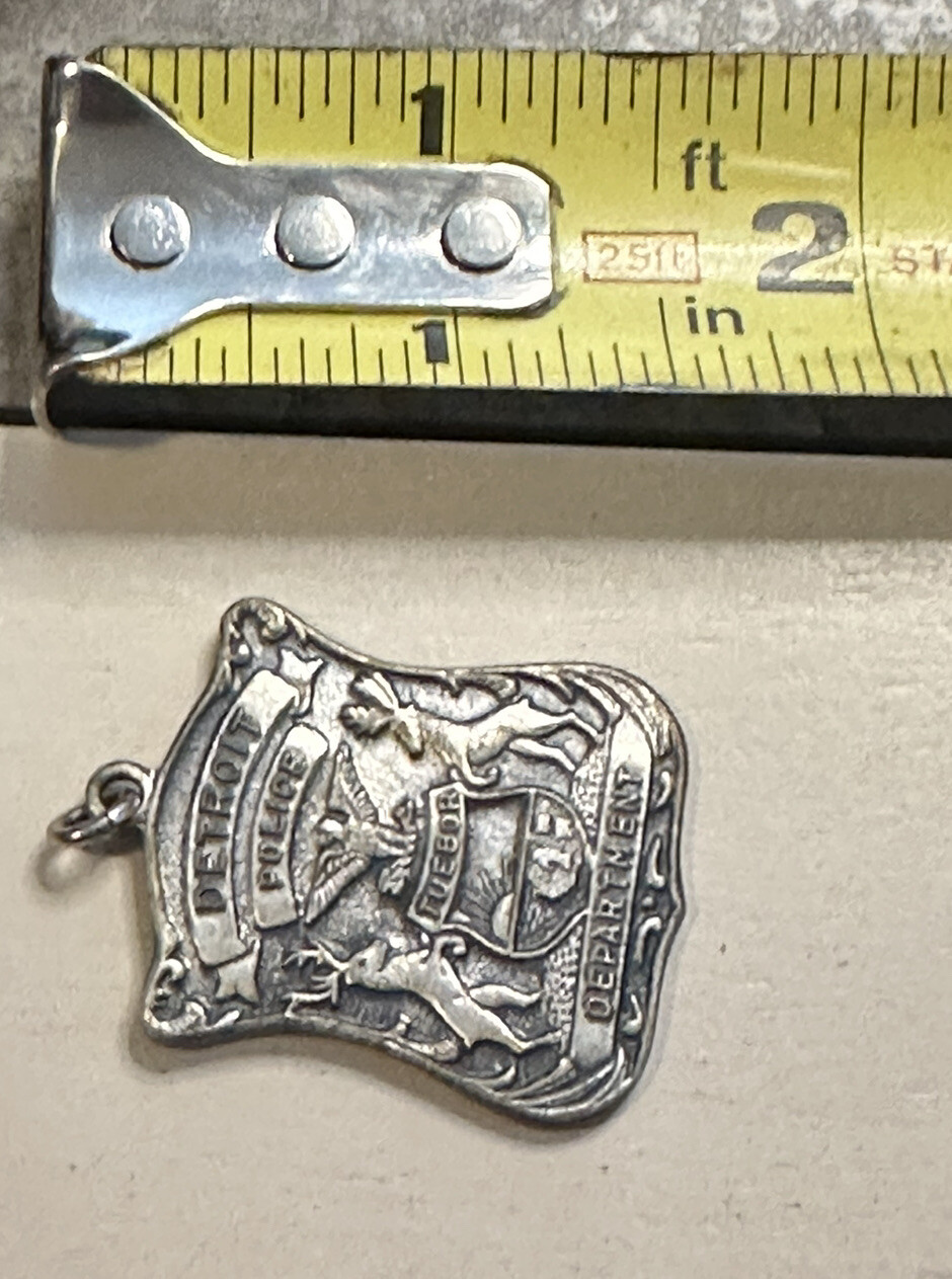 1970 Detroit Police Department Tuebor In Memoriam Quis Separabit Badge ...