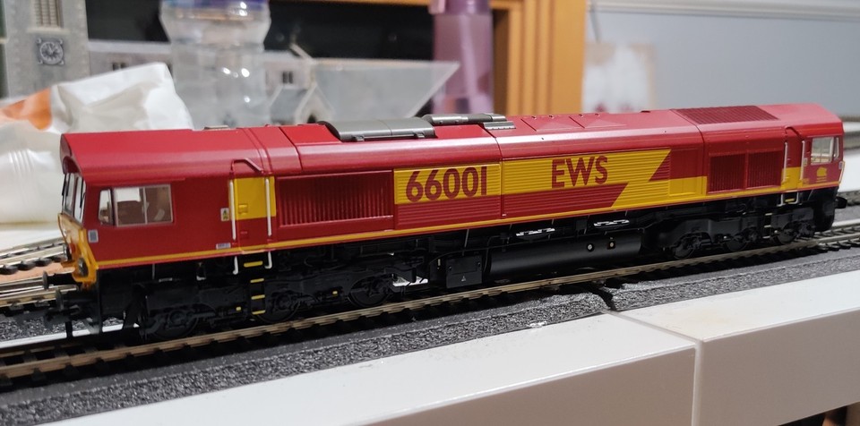 ACCURASCALE EXCLUSIVES CLASS 66 LOCOMOTIVE 66001 ACC2573 EWS MAROON ...