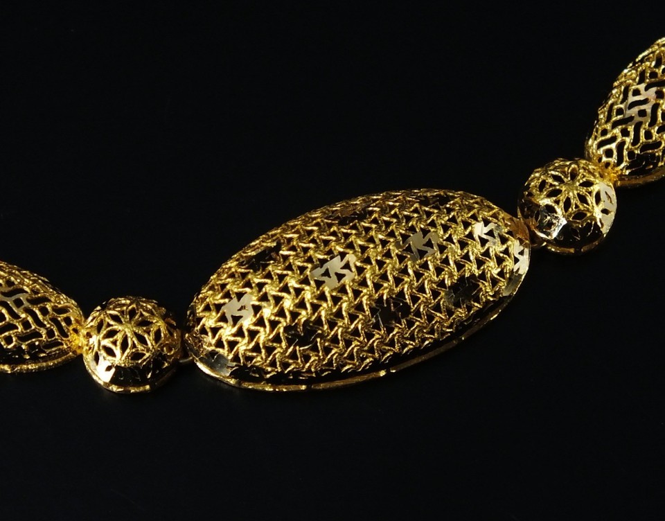 .875 21CT YELLOW GOLD Cannage Weave Canee Flower Chain Bracelet, 3.06g ...