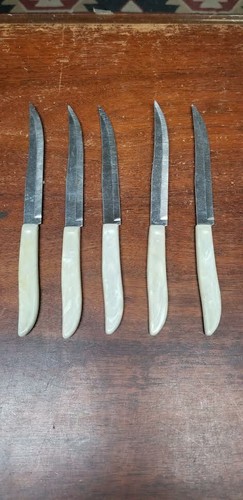 5 QUIKUT STAINLESS STEEL STEAK KNIVES w/ CREAMY GRAY BAKELITE HANDLES ...
