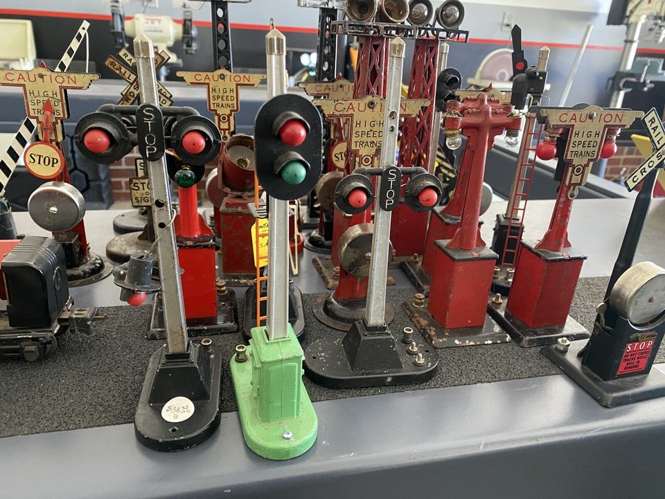 HUGE lot Of Vintage Lionel, Marx Train Gates, Crossings, Light Towers ...