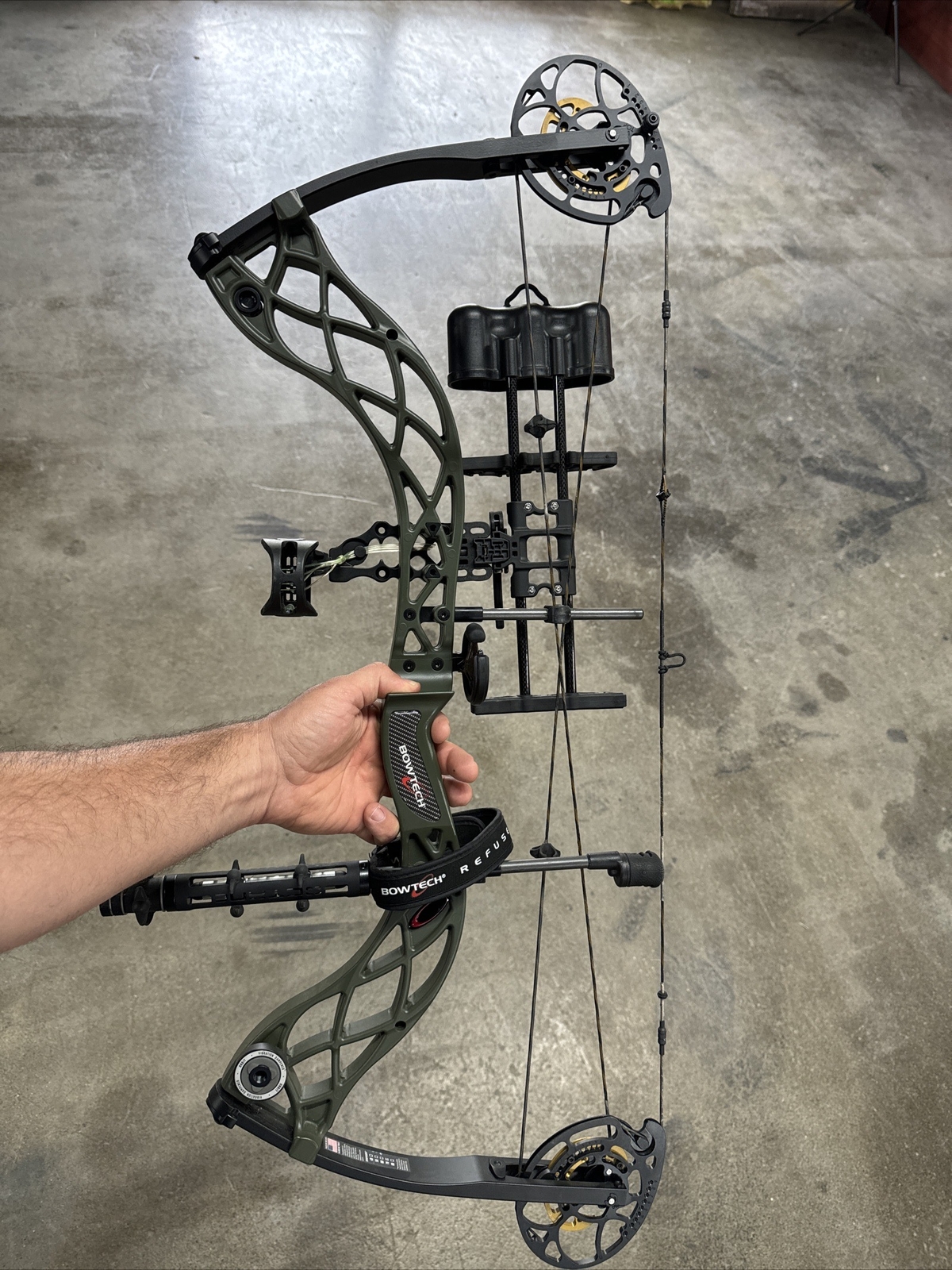 BOWTECH CARBON ICON 70# RH Compound Bow 26½" to 30" - Ready To Hunt | eBay