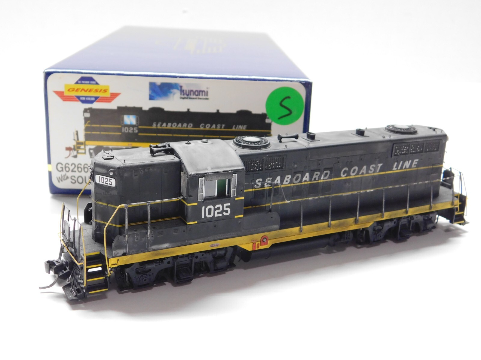 HO SCALE CUSTOM WEATHERED GENESIS SCL GP-9 LOCOMOTIVE #1025 W/ TSUNAMI ...