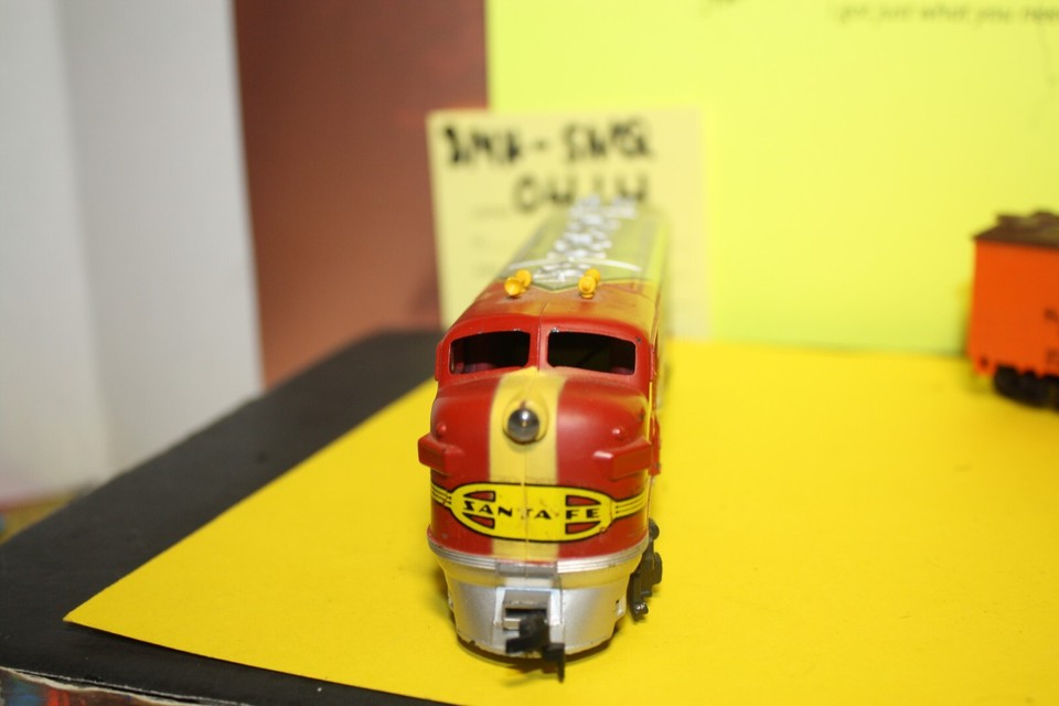 TYCO Santa Fe 4015 HO Train Set -Locomotive 2 cars and a caboose | eBay