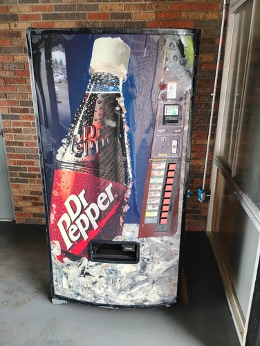 Dixie-Narco Can Soda Vending Machine - Model: DNCB 440MC / 252-8 ...