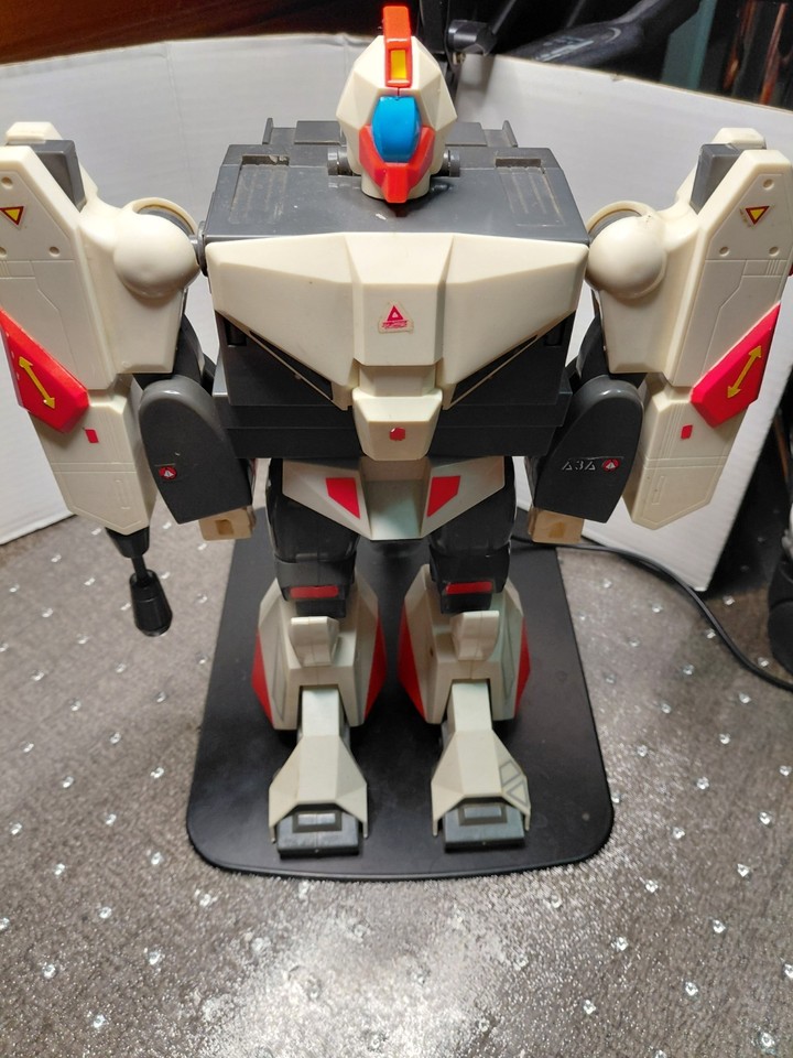 ROBOTECH MATCHBOX 1985 VERITECH HOVER TANK vs ROBOTECH MASTER BIOROID ...