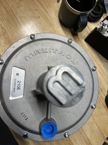 Maxitrol 210E, 1-1/2"NPT gas pressure regulator Balanced Valve ...