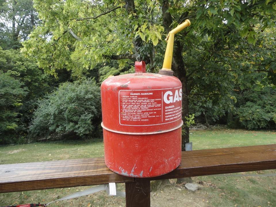 VTG Chilton Vented Metal Red 5 1/4 Gallon Fuel/Gas Can With Spout and ...