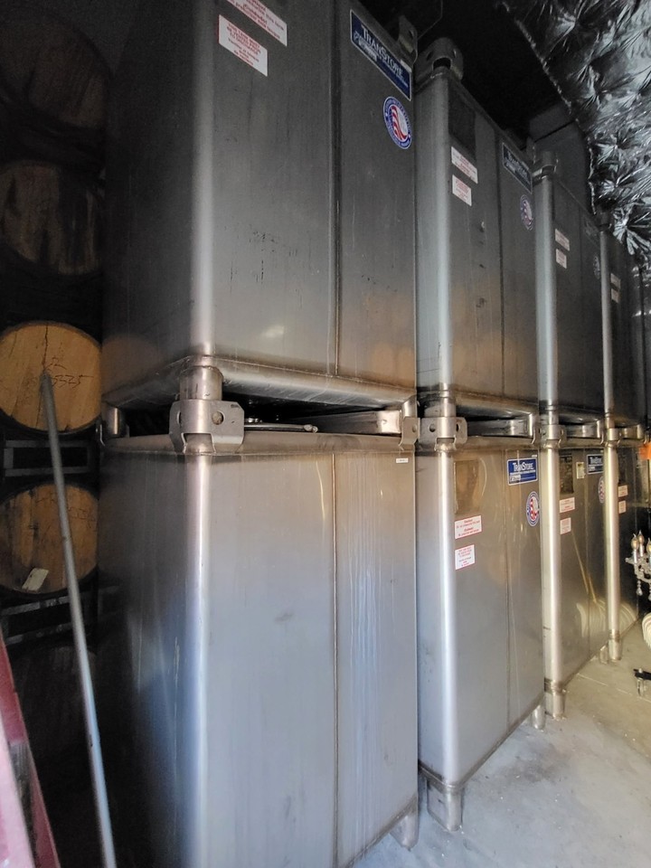 550 GALLON STAINLESS STEEL TOTE TANK BOTTOM OUTLET TOP MANWAY | eBay