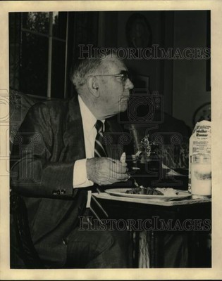 1976 Press Photo Frank Garden Strachan at lunch. - noc66656 | eBay