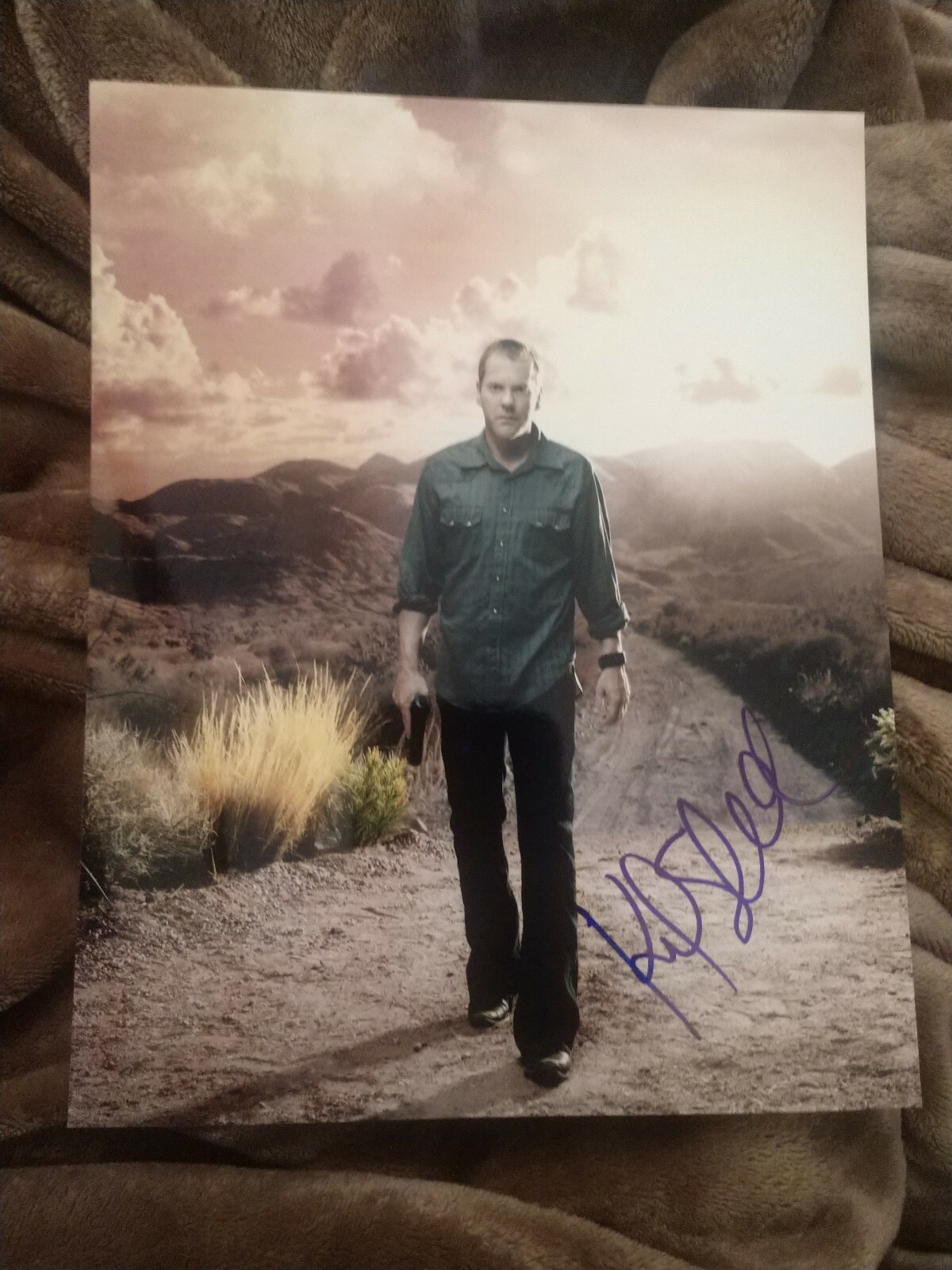 KIEFER SUTHERLAND SIGNED 8X10 PHOTO 24 JACK BAUER GUN B W/COA+PROOF ...