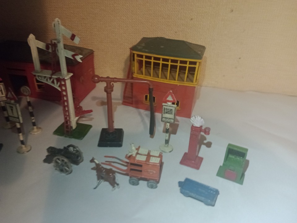 Hornby meccano crescent triang train lead signals buildings job lot ...