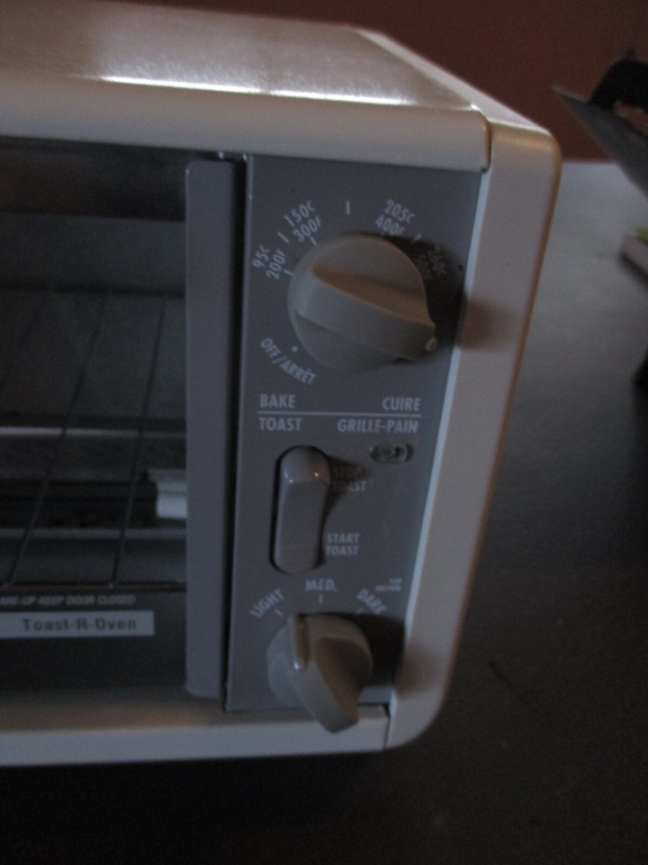 Black & Decker SpaceMaker Under Counter Toaster Oven Toast-R-Oven ...