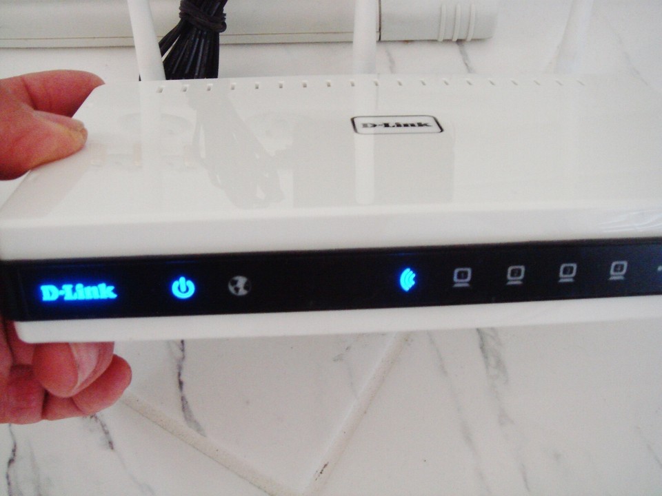 D-Link DIR-655 300 Mbps 4-Port Xtreme N Gigabit Wireless Router MINT in ...