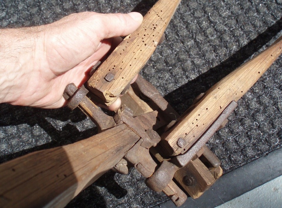 DUTCH HUNTING ARTIFACT ?? RARE PRIMITIVE ANTIQUE MECHANICAL YOKE ...