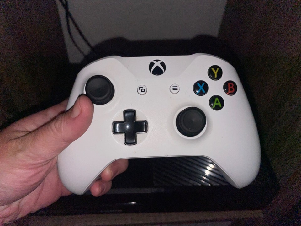 xbox one console 1tb used but works like a charm. comes with plenty of ...