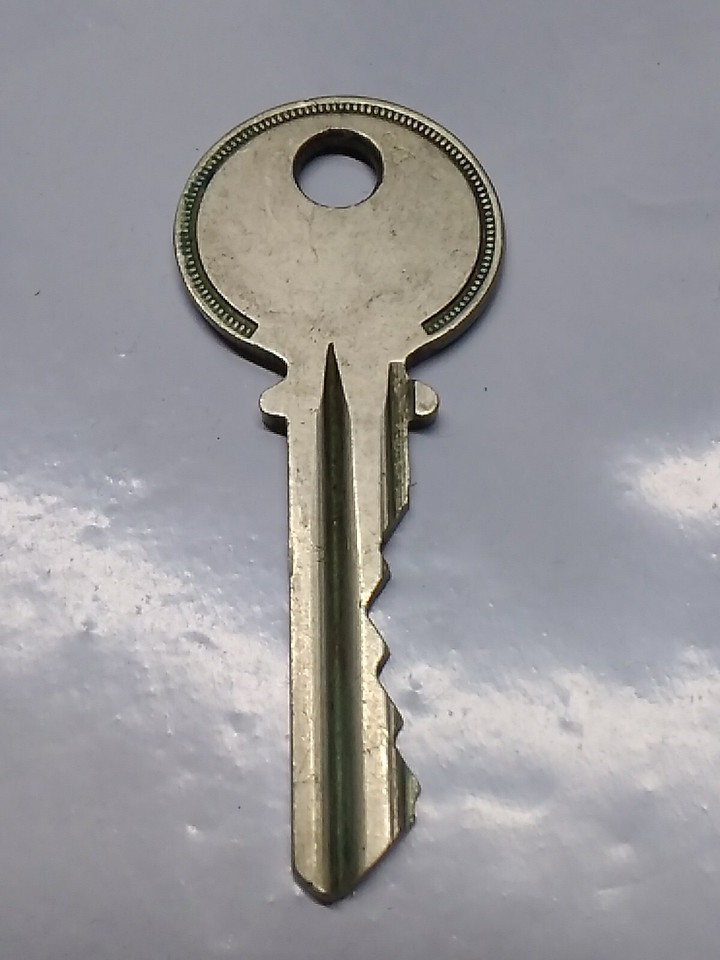 The Yale & Towne MFG Co. # VC 248041 Trunk Padlock Desk Lock Key USA ...