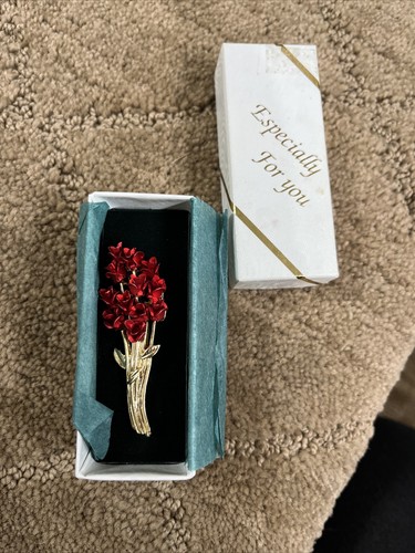 VINTAGE STYLE DM 97 3D BROOCH PIN GOLD TONE DOZEN RED ROSES IN ORIGINAL ...