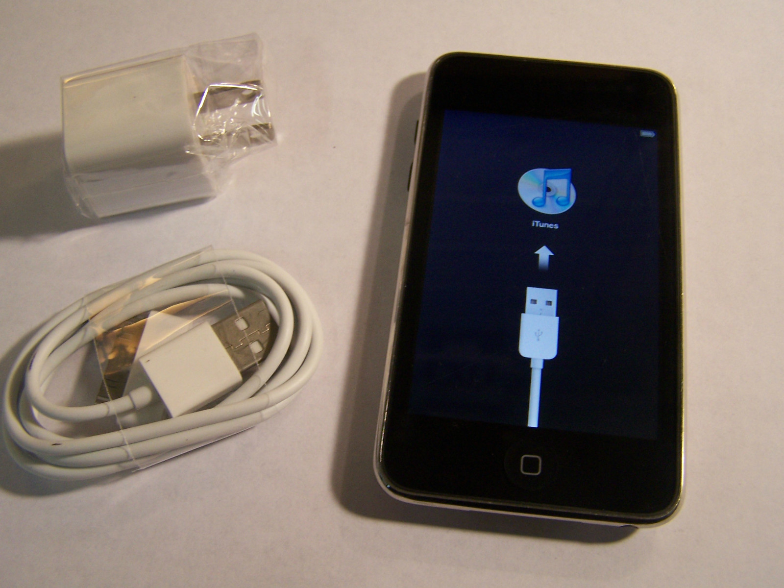GOOD!!! Apple iPod Touch 2nd Generation 8GB MP3 Music Player Bundle ...