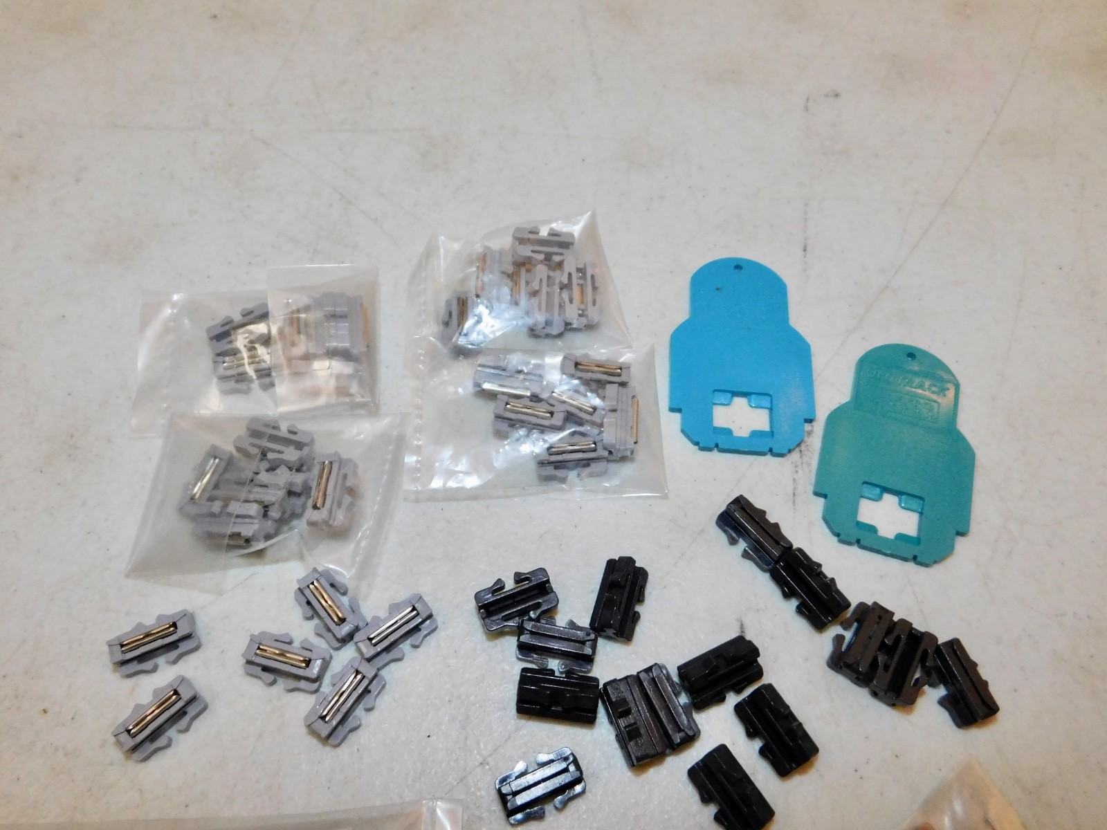 KATO N Ga. Uni-Track Uni-Connectors Lot of 39 Insulated & Un-insulated ...
