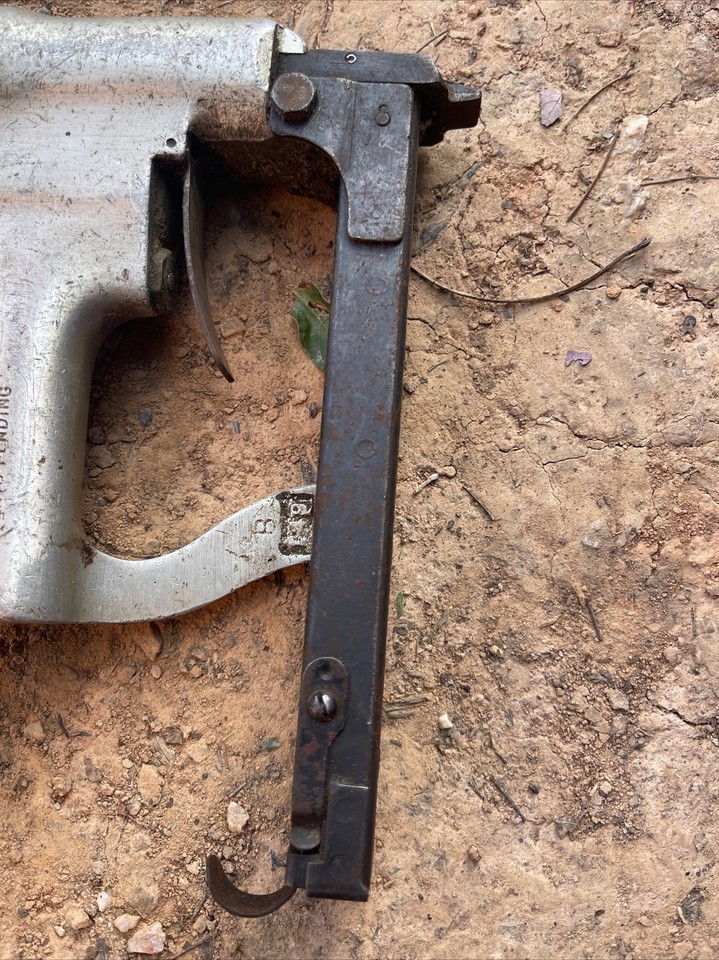 SENCO J5-7291797 PNEUMATIC AIR STAPLER TOOL - Missing spring & pusher ...