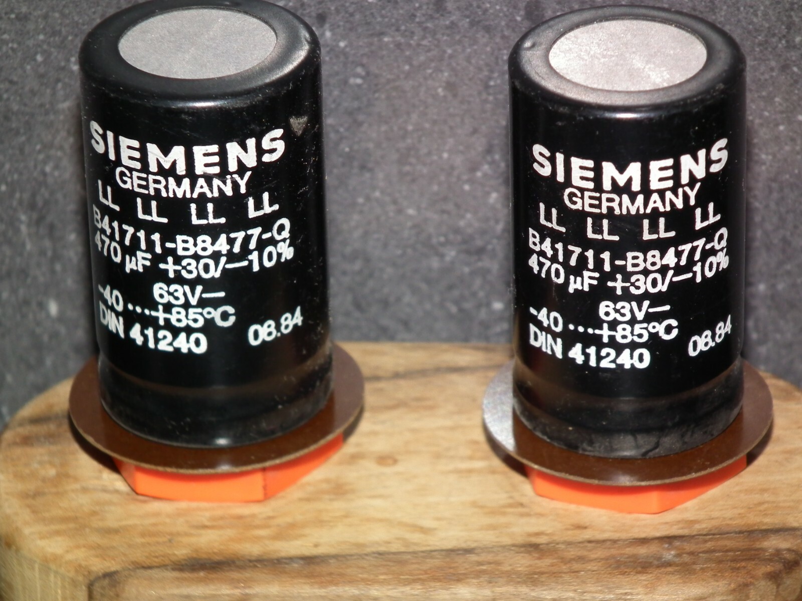 Two vintage Siemens electrolytic capacitors 470uF / 63V West Germany ...