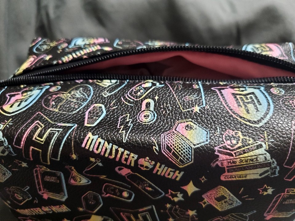 Monster High Exclusive Rainbow Monster High Crest And Logo Icons Makeup ...