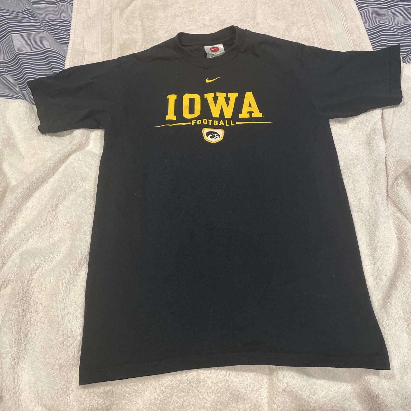Vintage Nike Iowa Hawkeyes Football T Shirt Patch Logo Men’s Small ...