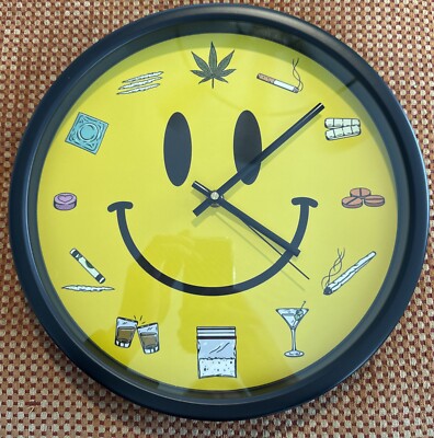 NEW SMILEY FACE CLOCK Large Round Wall Clock NOVELTY CLOCK | eBay